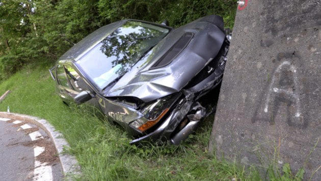 Mit Sportwagen gegen Mauer gekracht