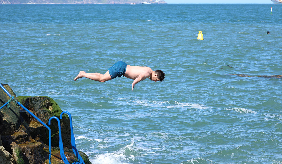 'Do not swim' notices issued to three bathing hotspots over water quality