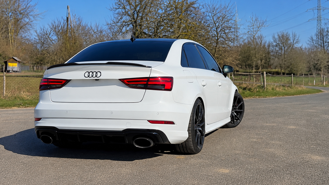 Audi RS3 reaches maximum speed on the Autobahn
