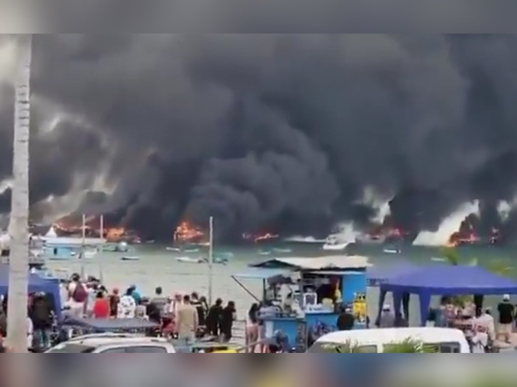 Major fire in the Port of Manta destroys dozens of fishing boats