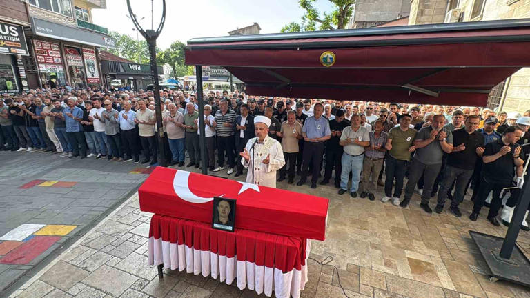 Evinde kalp krizi geçiren polis memuru son yolculuğuna uğurlandı