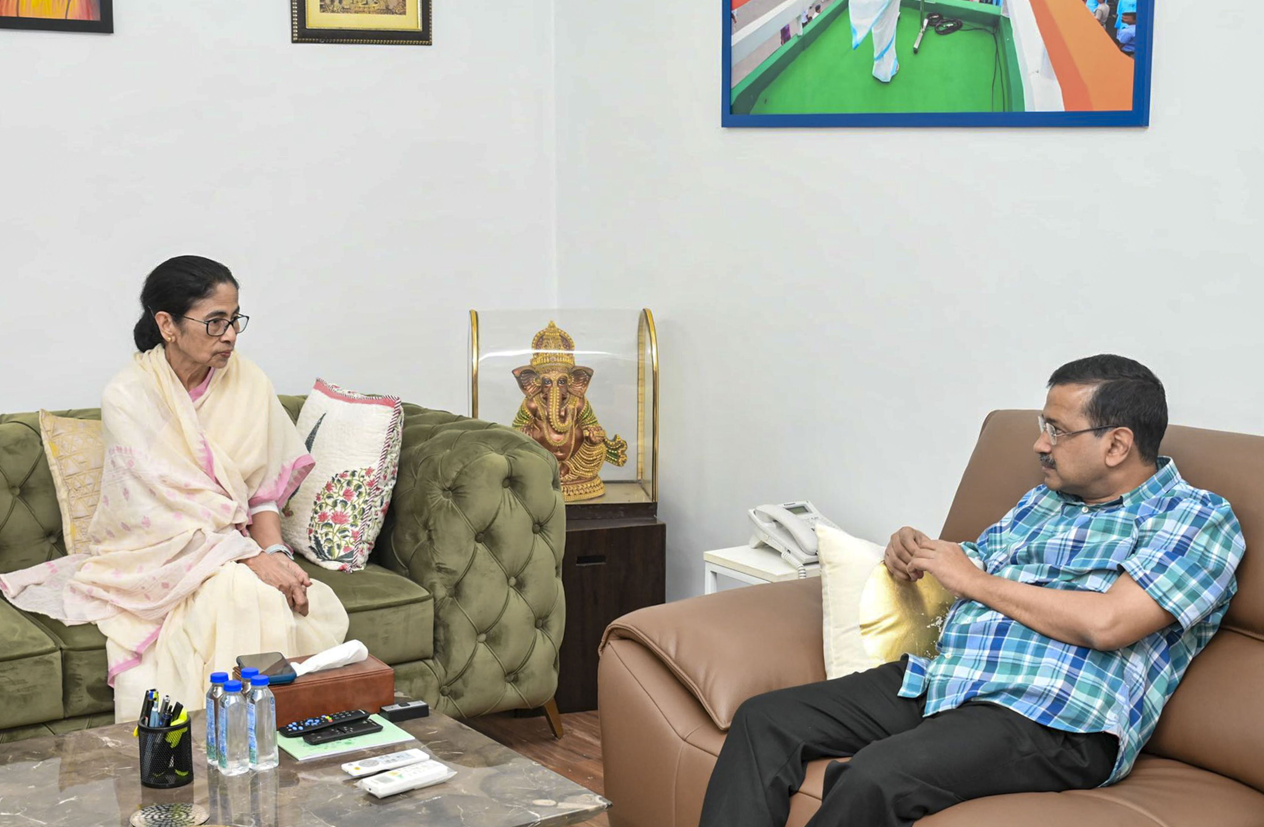 Mamata Banerjee meets Kejriwal ahead of INDIA bloc meeting