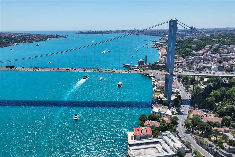 İstanbul Boğazı turkuaz renge büründü