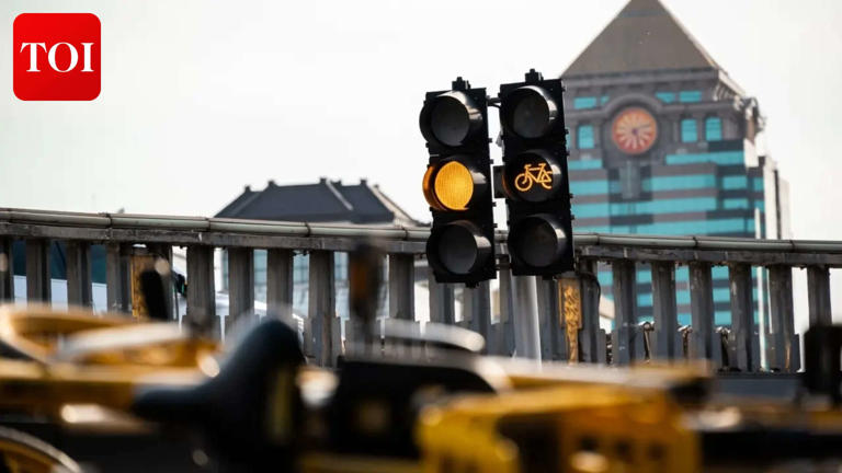 Why do traffic lights use red, yellow, and green only? The global ...
