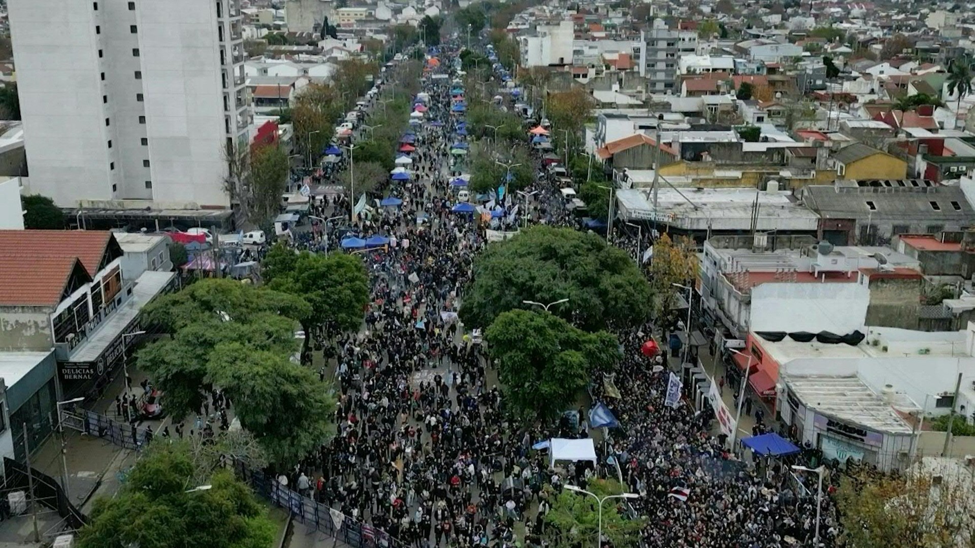 Una multitud da el último adiós al 'Indio' Solari, icono del rock argentino