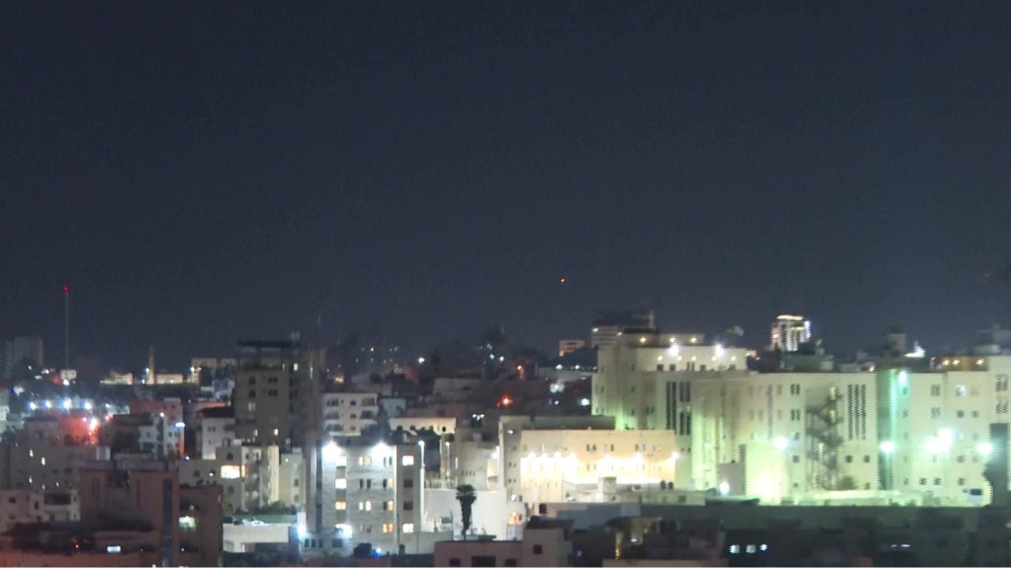 Iran lancia missili su Haifa: esplosioni e sirene nella notte dopo i ...