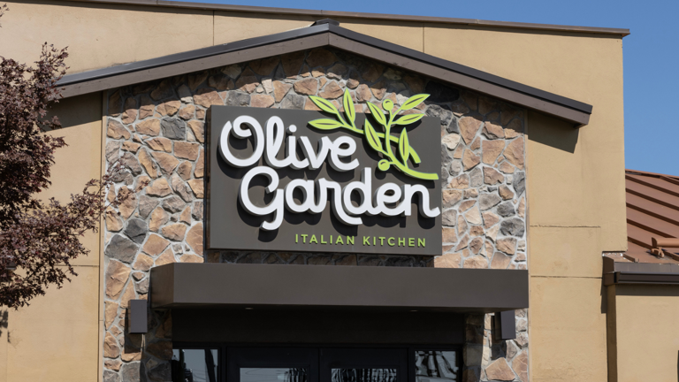 Olive Garden refused to pay a single mom her $700 tip then fired her ...