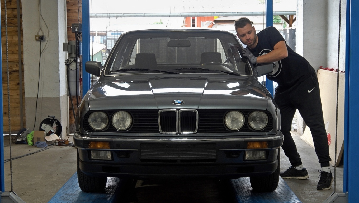 Bringing a neglected BMW E30 back to life
