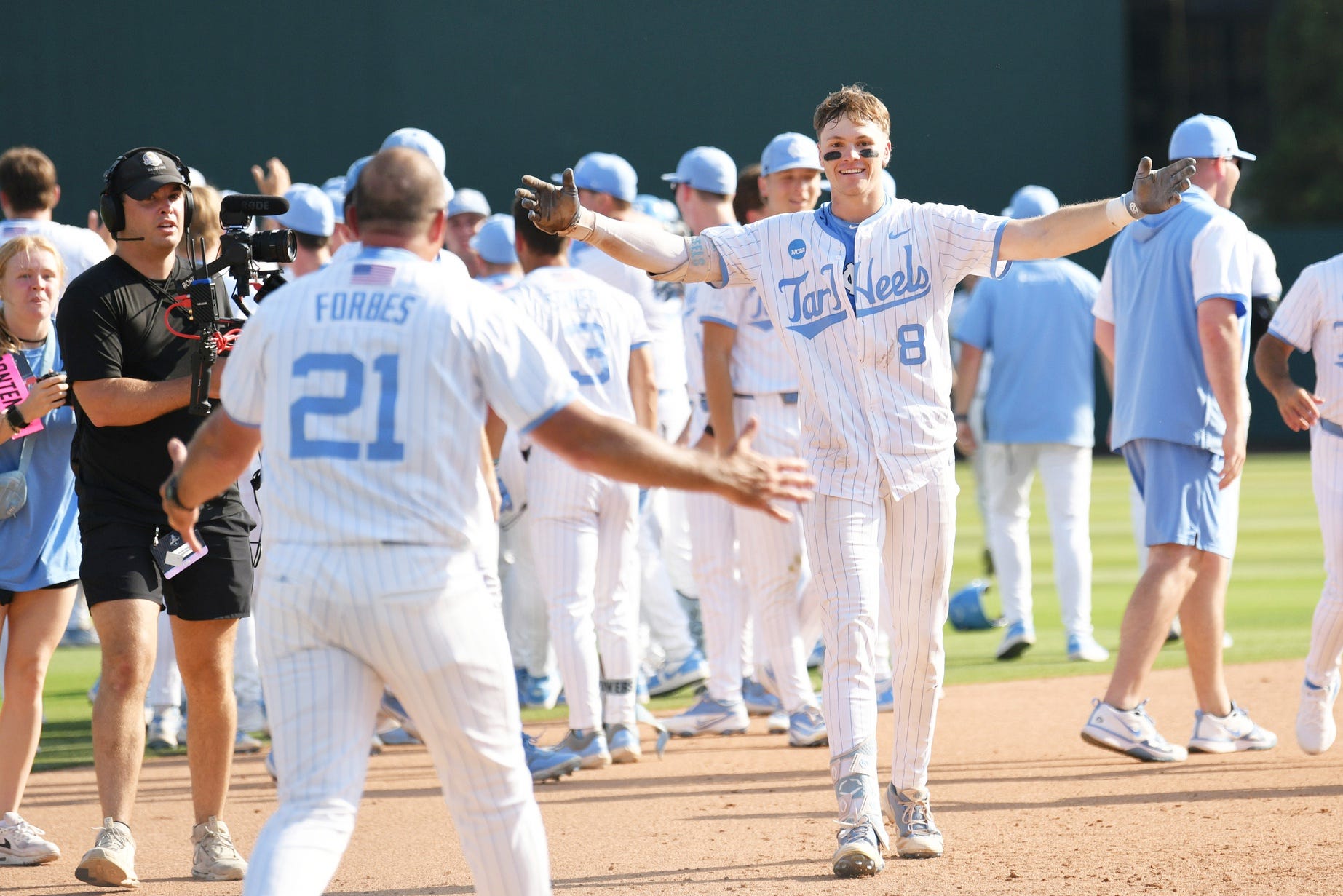 Social media reacts to USC baseball’s brutal loss to North Carolina