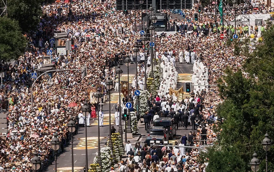 Pope urges Spain to keep faith alive amid secular shift