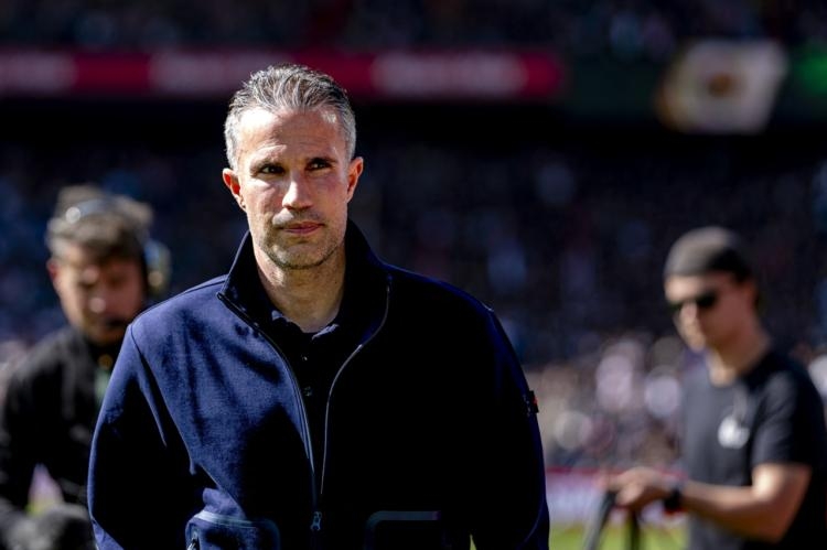 Football. Robin van Persie limogé de son poste d’entraîneur du ...