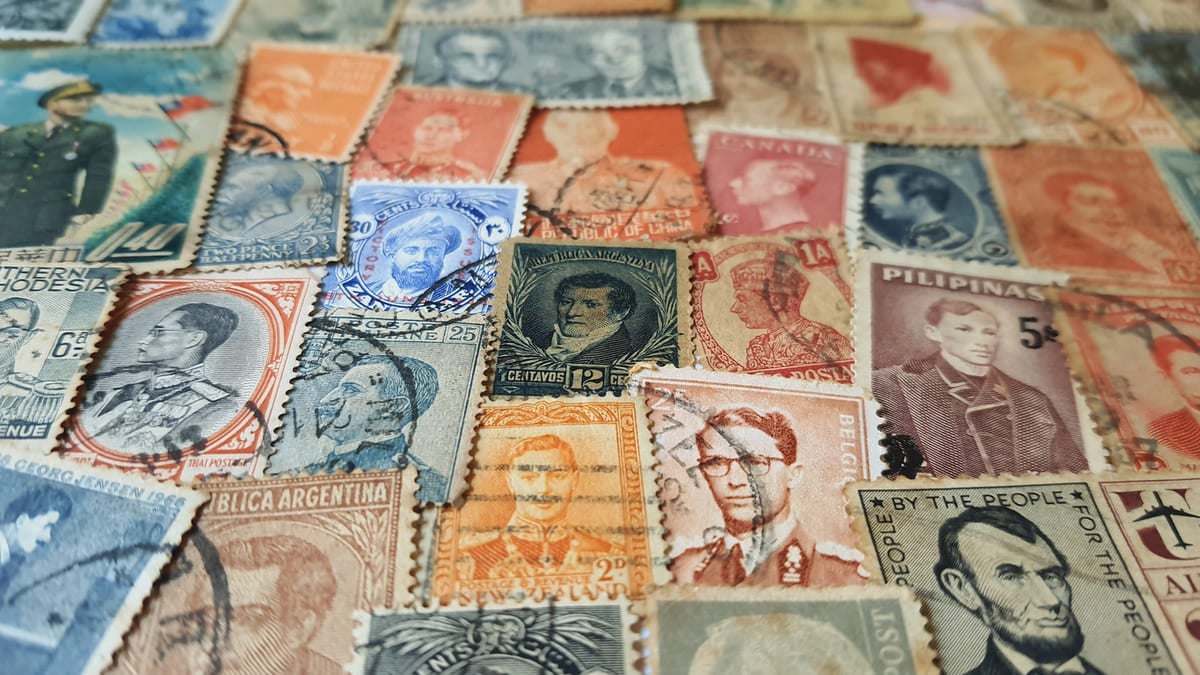 Avant de jeter une vieille collection de timbres, vérifiez si ces ...