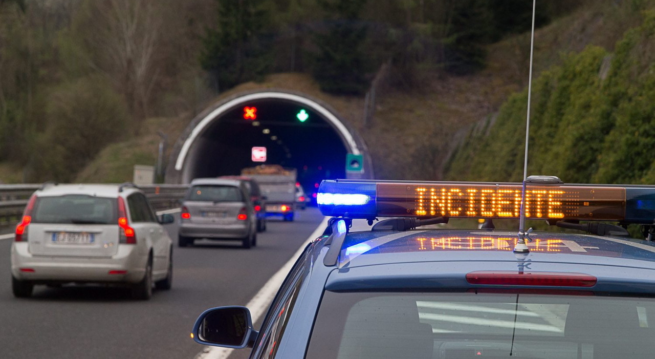 Incidente fra auto e moto in galleria, scoppia un incendio: morto il ...