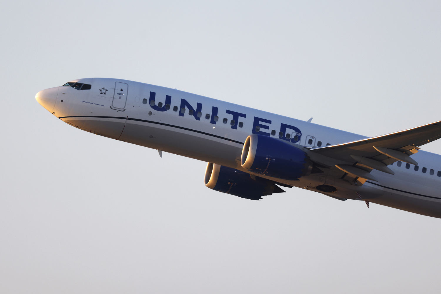 Man arrested after allegedly sneaking onto United Airlines flight with ...