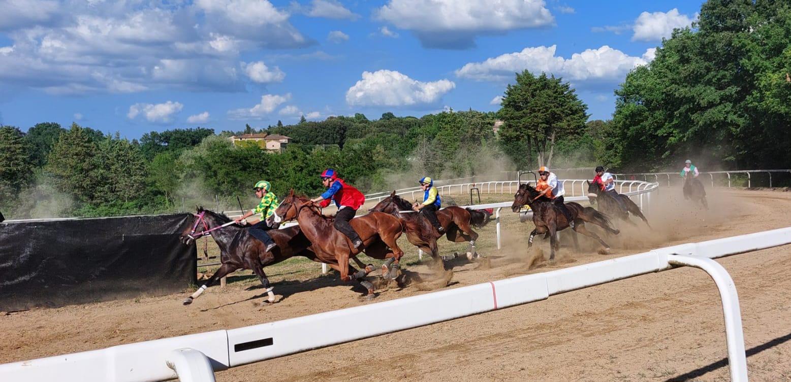 Sanna Jr vince un palio da finimondo. “Dedicato a babbo, mamma e cavallo”