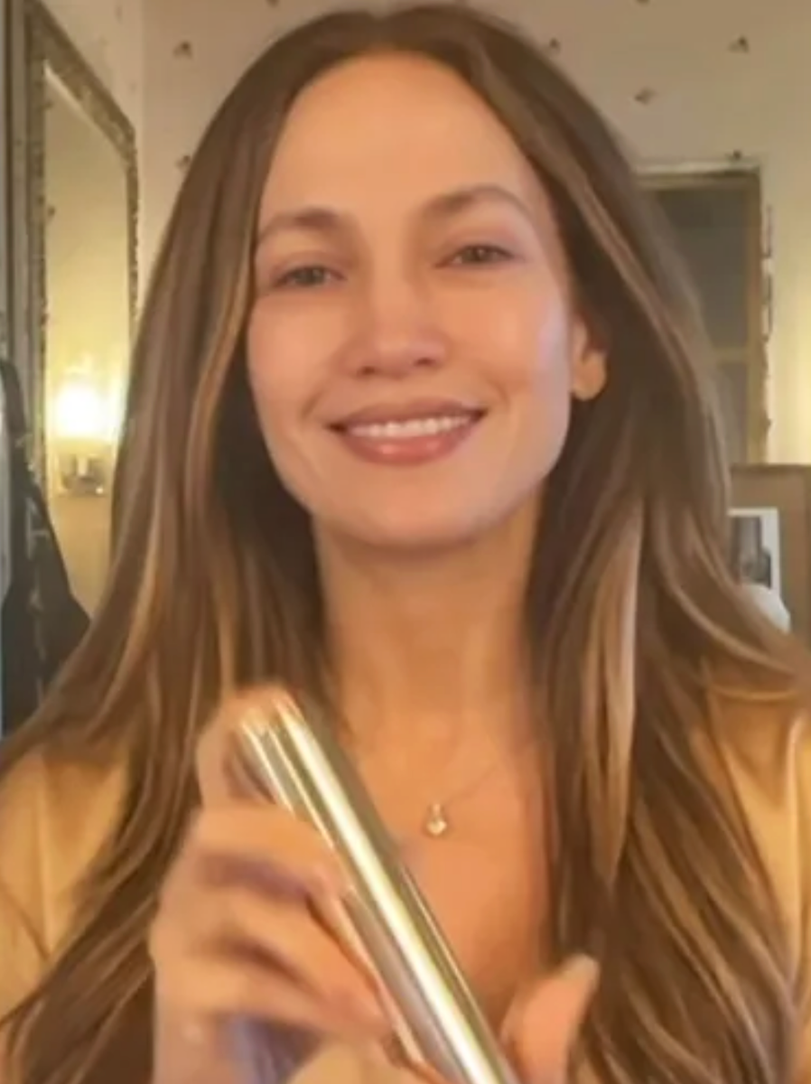 Jennifer Lopez shows off her bare face while she preps for a packed weekend