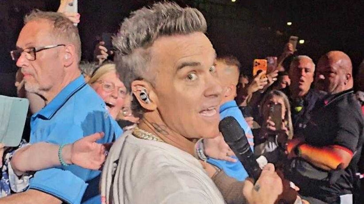 Kuriose Panne: Robbie Williams haut mit Trikot von Fan ab