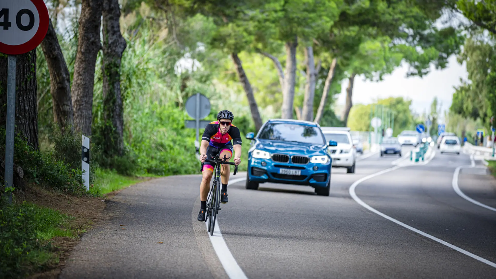 No, ni el BOE va a prohibir a los ciclistas circular por los arcenes ni ...