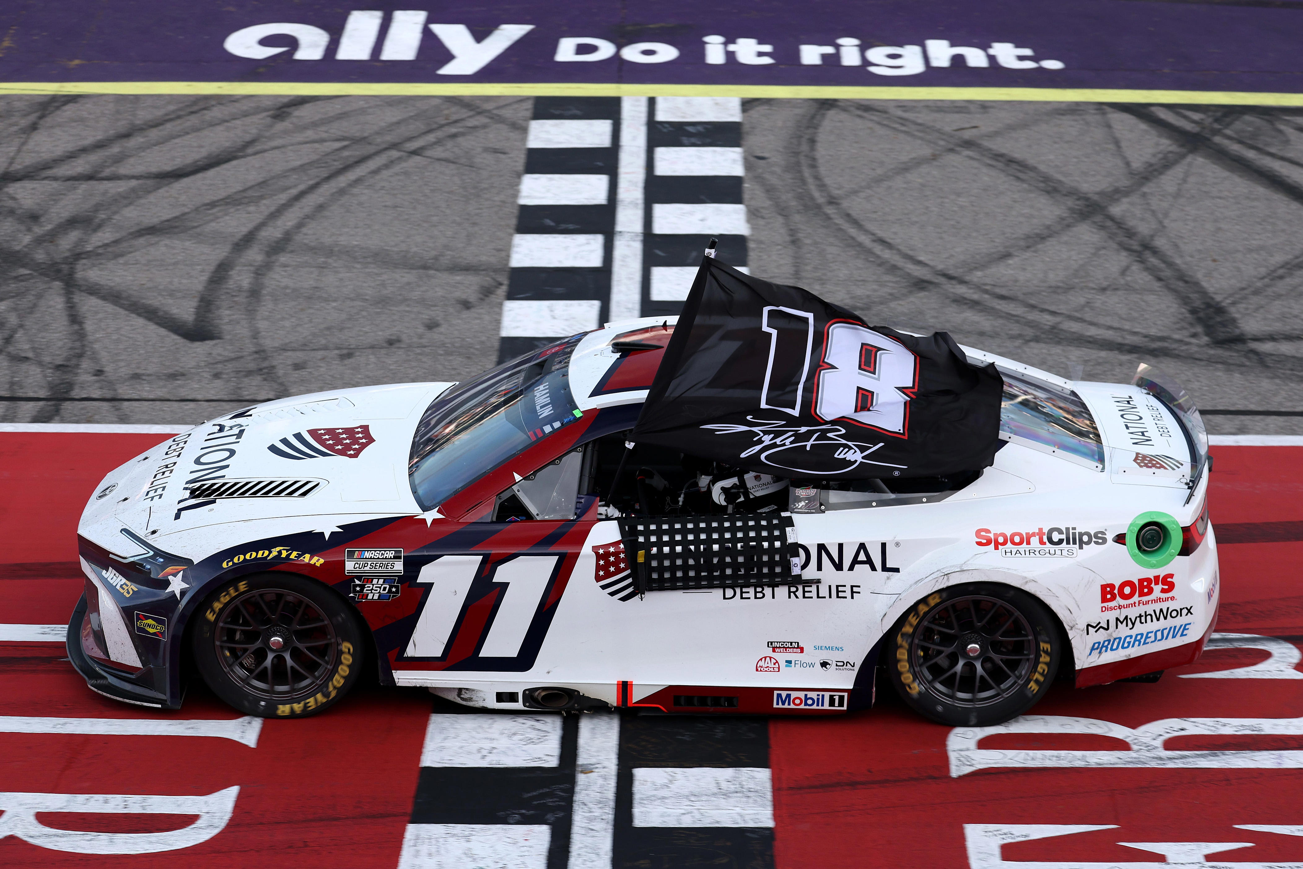Denny Hamlin wins at Michigan to tie Kyle Busch in career NASCAR Cup wins