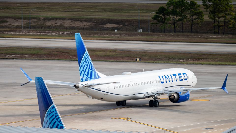 Passenger used suspected fake boarding pass to sneak onto United flight ...