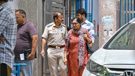 Travelled 1,400km in train: Kolkata couple arrested, teen son ...