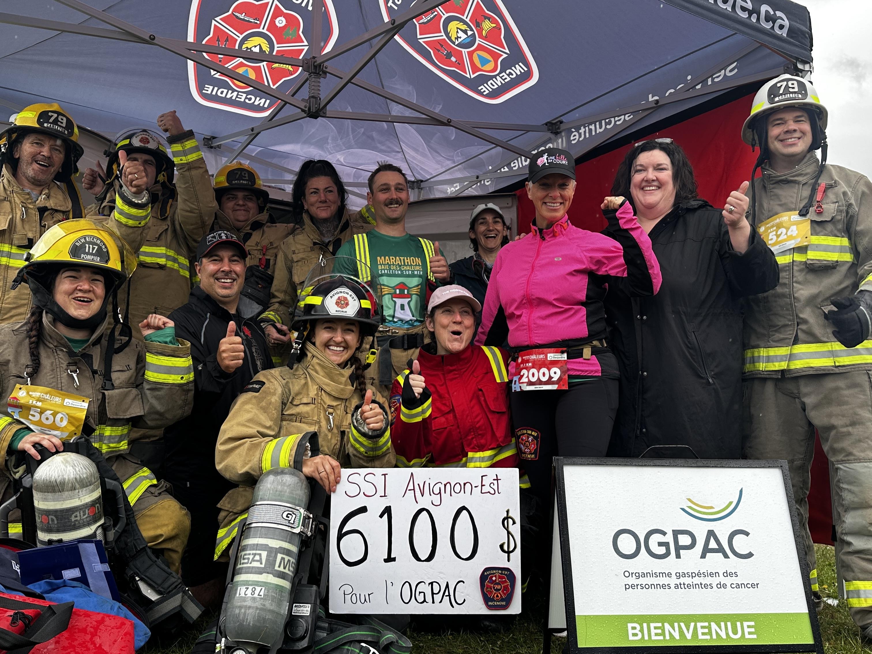 Des pompiers, en tenue de combat, courent au Marathon Baie-des-Chaleurs