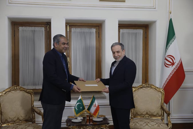 Naqvi meets FM Araghchi, delivers CDF Munir's message to ...