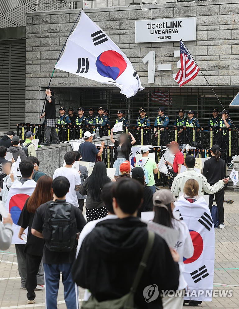 Protesters over ballot shortage