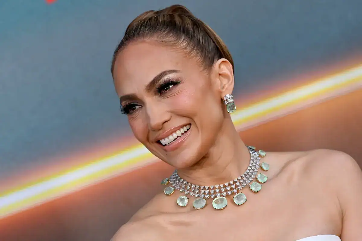 Jennifer Lopez grava vídeo sem maquiagem e detalhe chama atenção dos fãs