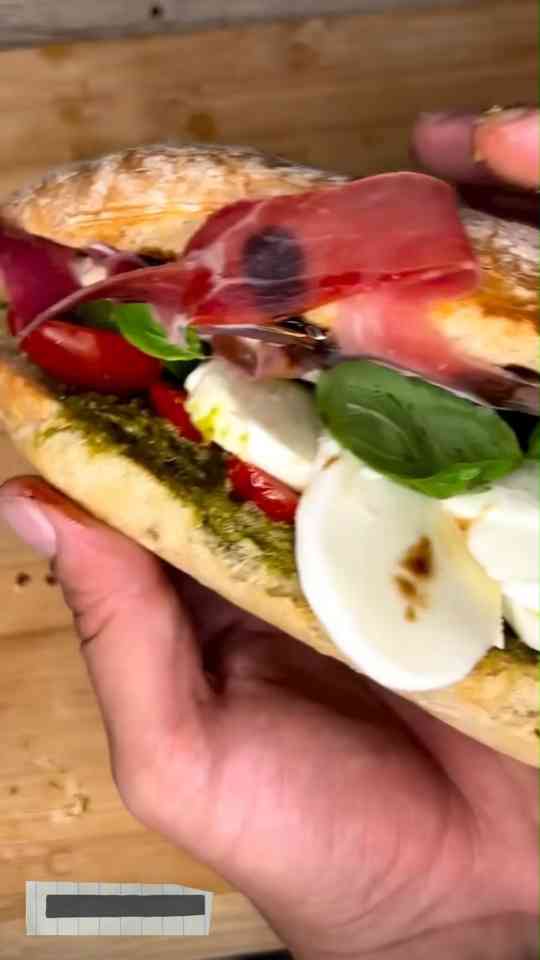 Tomate Mozzarella Pesto Sandwich einfach und schnell zubereitet