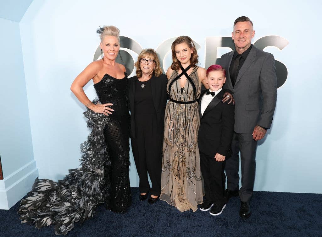 Pink brings entire family in rare red carpet appearance as daughter ...