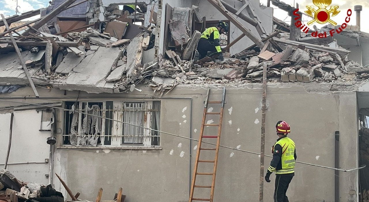 Crollo della palazzina a Porto Sant'Elpidio, le macerie al setaccio ...
