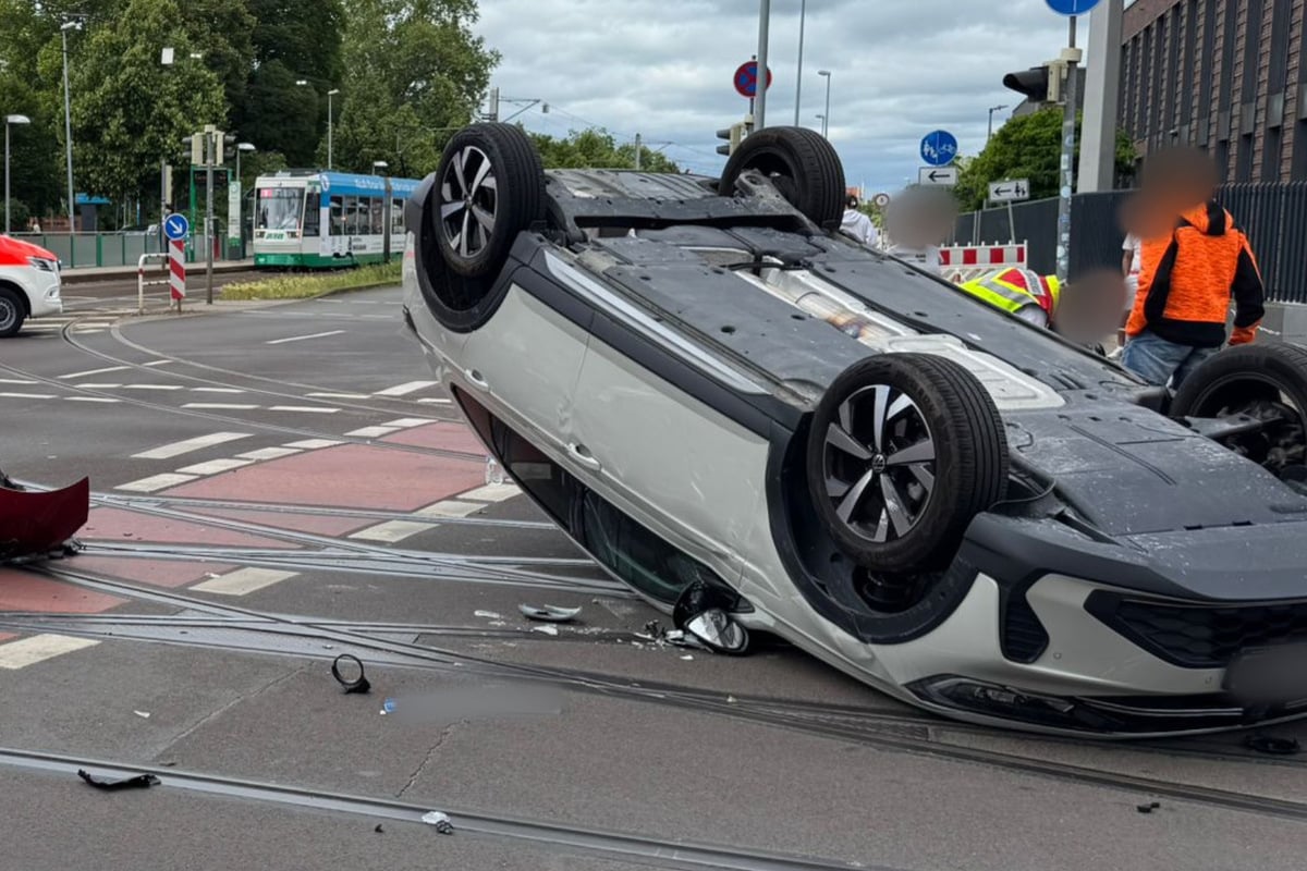 Heftiger Crash mit drei Verletzten am Europaring: Auto bleibt auf dem ...