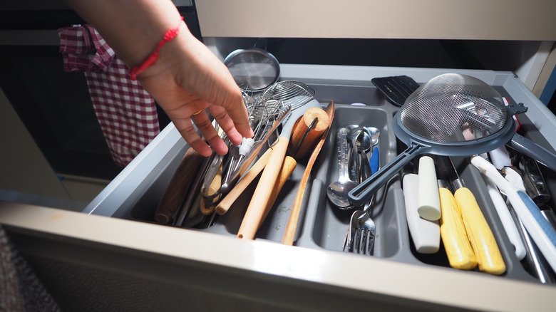 Ditch cluttered drawers: Amazon has a farmhouse-style kitchen utensil ...