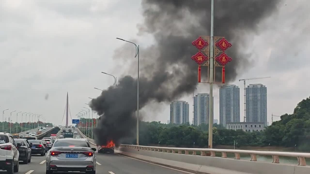Vehicle fire sends thick smoke over Hero Bridge in Nanchang, Jiangxi, China