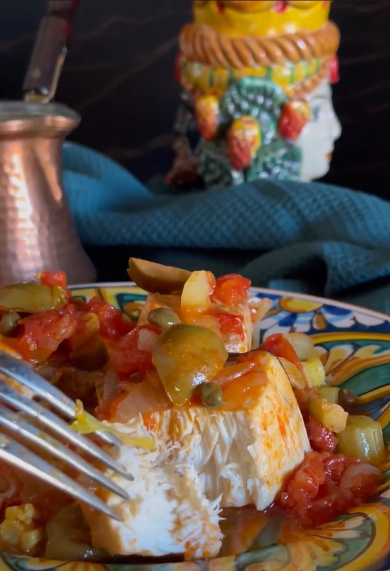 Pesce spada alla ghiotta: ricetta tradizionale tra Sicilia e Calabria