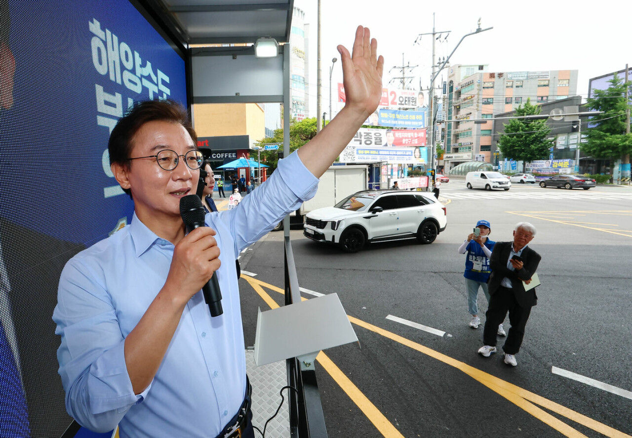 DP's Chun Jae-soo captures Busan mayoralty