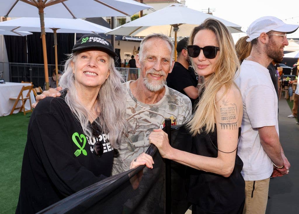 Angelina Jolie ditches red carpets for pickleball court in rare outing ...