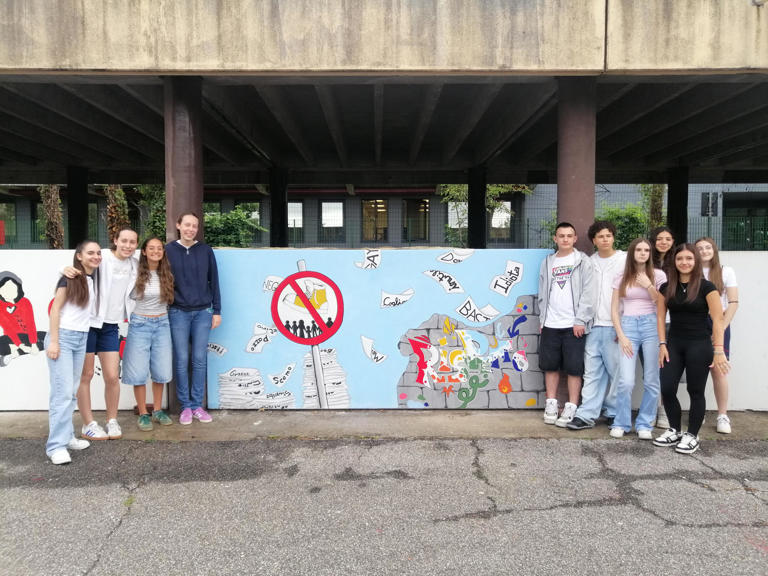 Scuola: murale e teatro, i canali degli studenti del Fermi per comunicare