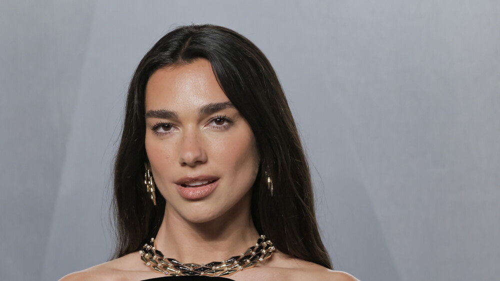 Dua Lipa apuesta por uñas almendradas en el segundo día de su lujosa ...