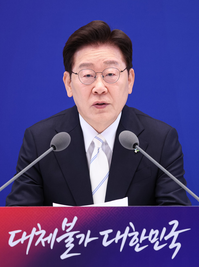 Lee holds press conference marking 1st anniv. of inauguration