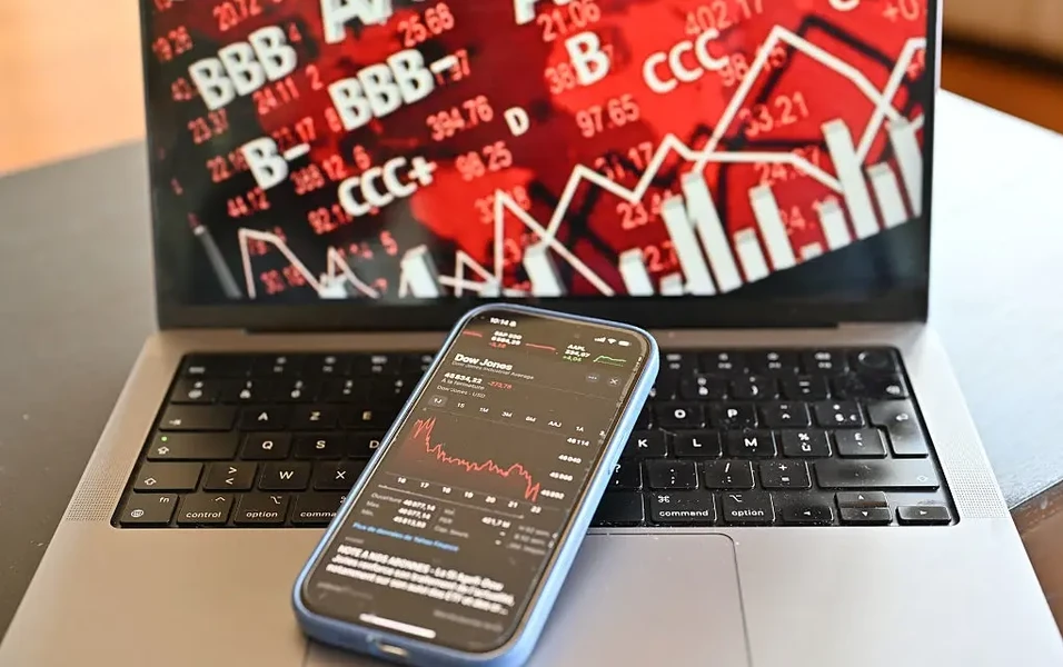 Experts urge portfolio shift from small- and mid-caps to large-caps