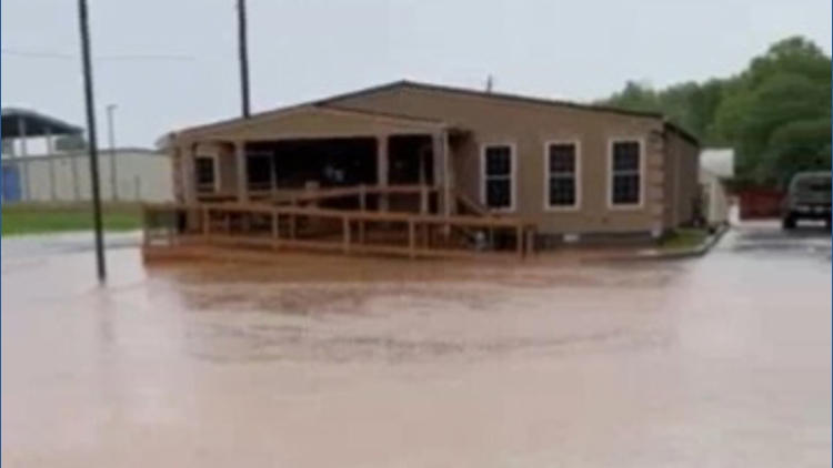 Flooding forces Huntsville animal hospital to close; horses safe and secure