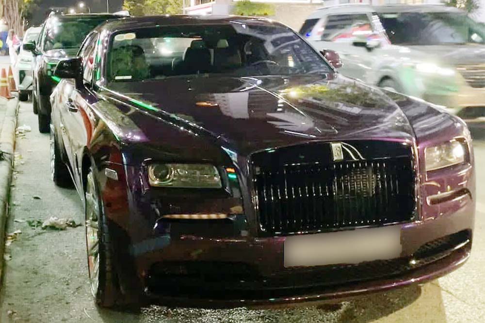 Rolls-Royce Wraith màu tím nổi bật trên đường phố TPHCM