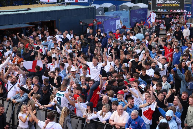 Keir Starmer backs 'pavement pints' for World Cup to boost England pubs