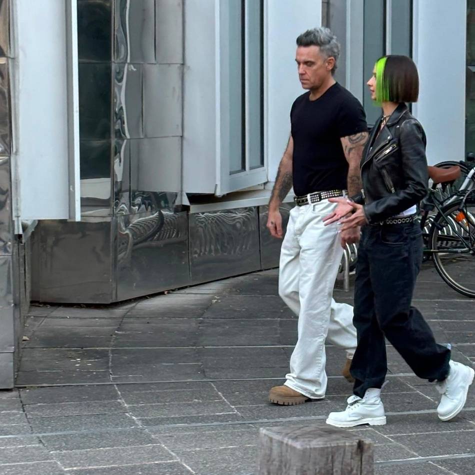 Hier schlendert Robbie Williams durch den Düsseldorfer Medienhafen