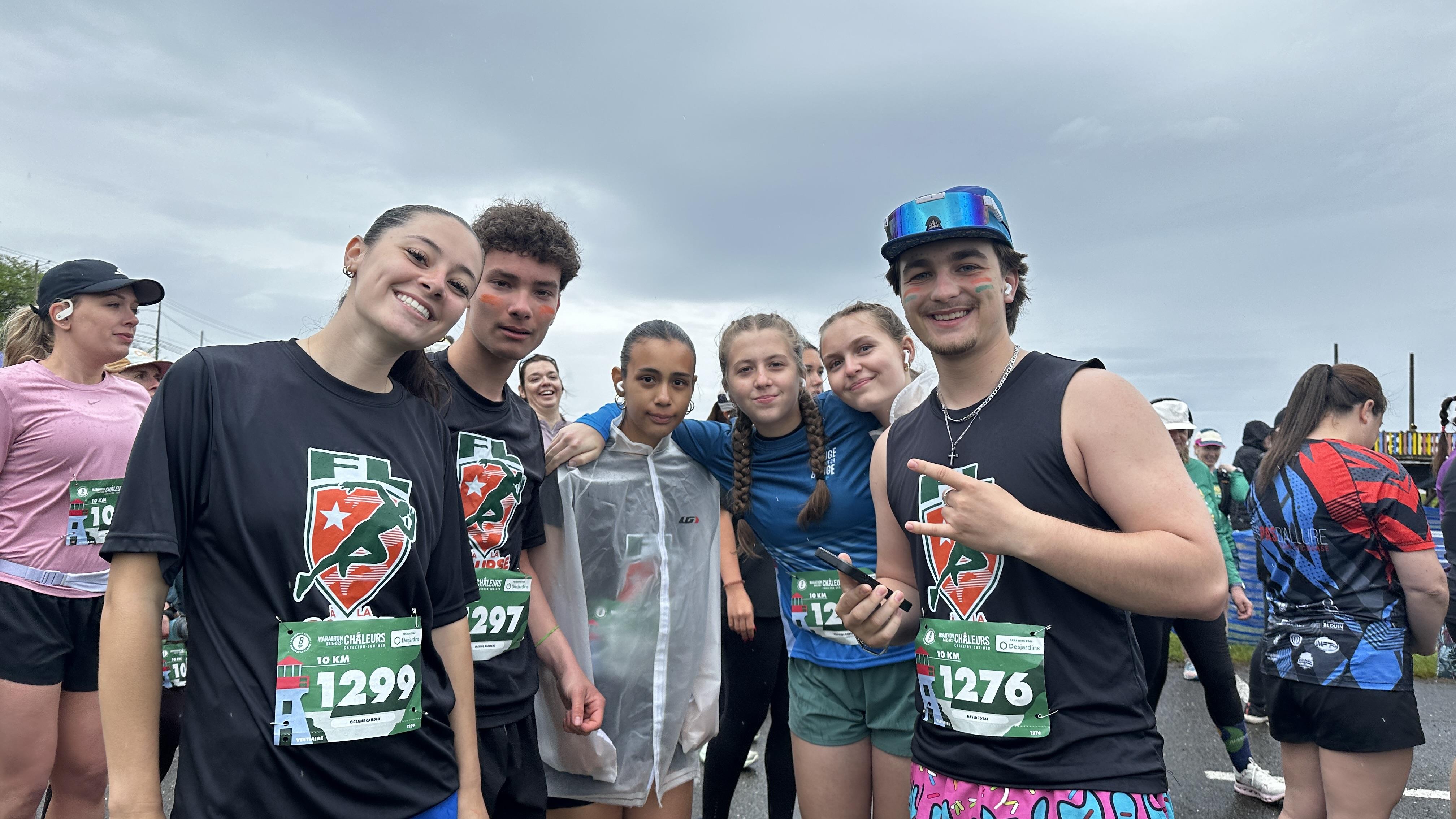 Des pompiers, en tenue de combat, courent au Marathon Baie-des-Chaleurs