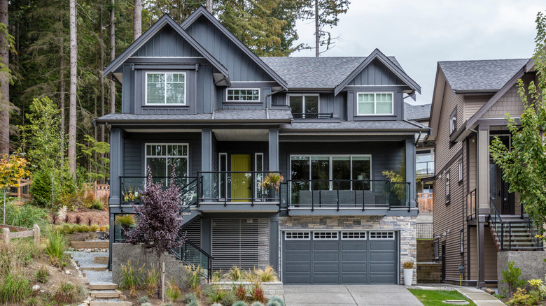 12 paint colors that pair beautifully with a black roof (and one we'd ...