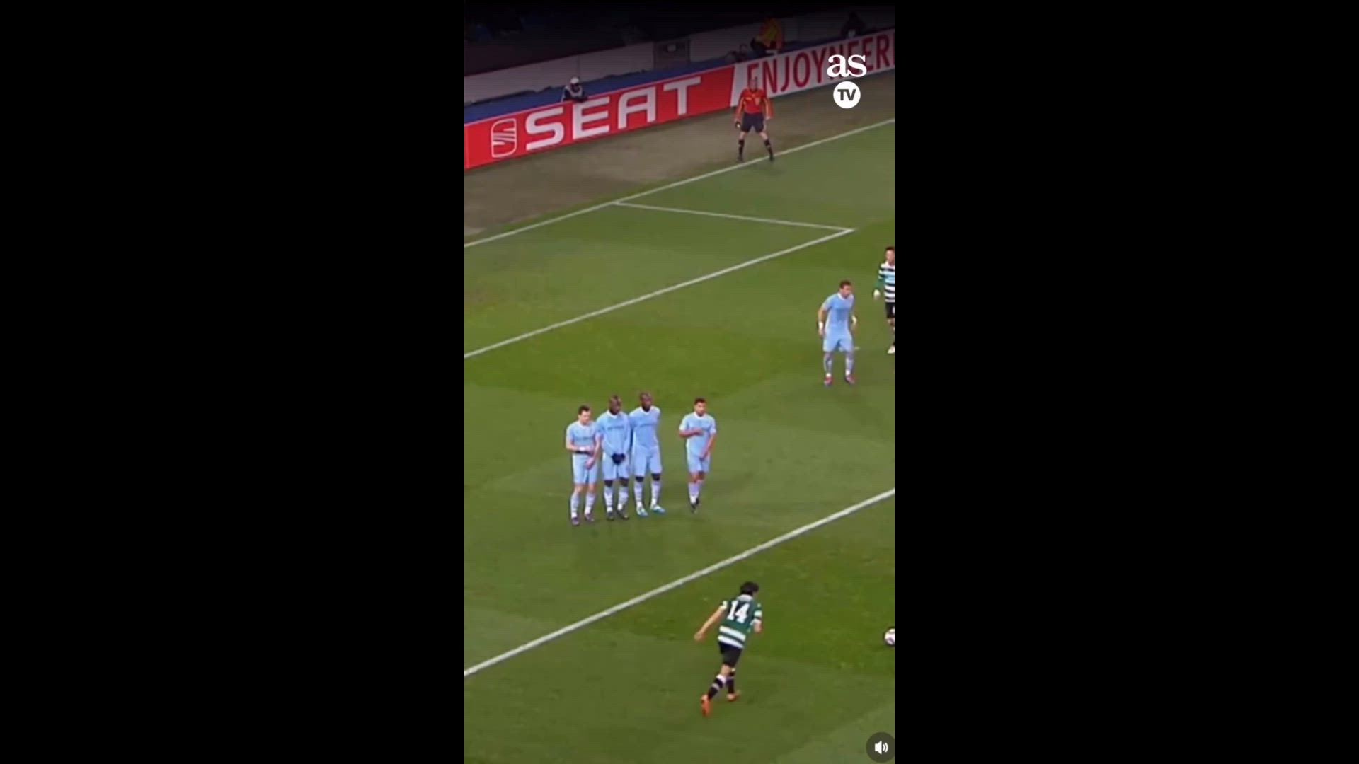 A un hincha del Sporting de Lisboa le preguntan a qué jugador chileno ...