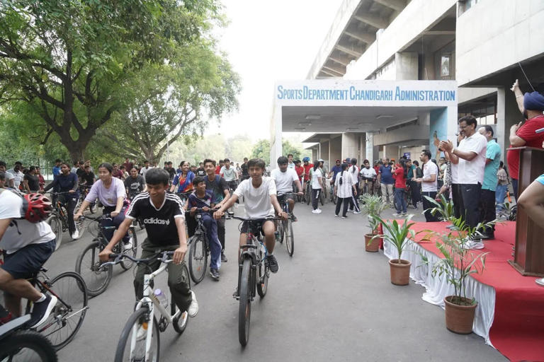 700 join ‘Fit India Sundays on cycle’ drive in Chandigarh